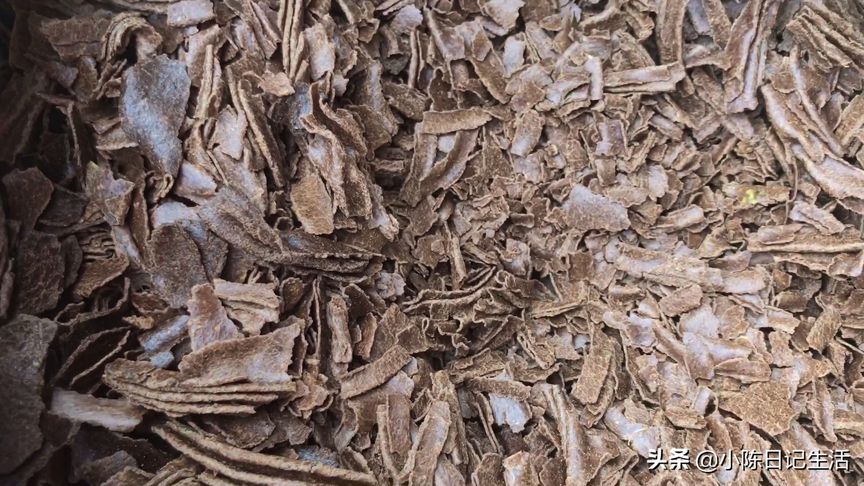 给羊配料时花生饼的比例放多少合适?怎样从外观分辨花生饼的质?