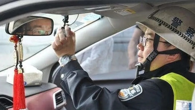 私自安装行车记录仪被扣分?车主不解,交警:最后再说一次