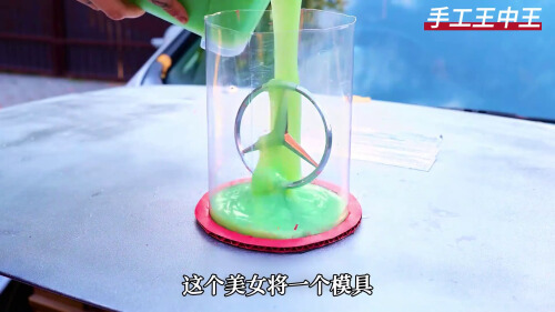 美女太牛了!独一无二的创意设计,打造出的奢侈品价值不菲!