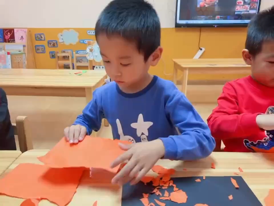 幼儿手工并不是为了作品有多完美,而是过程很开心,动手操作的孩子们...