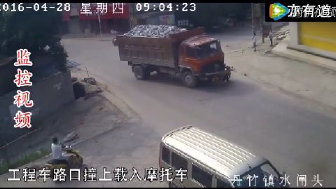 满载石块的大卡车撞过来的瞬间,电动车后座的人为了活命竟这样做