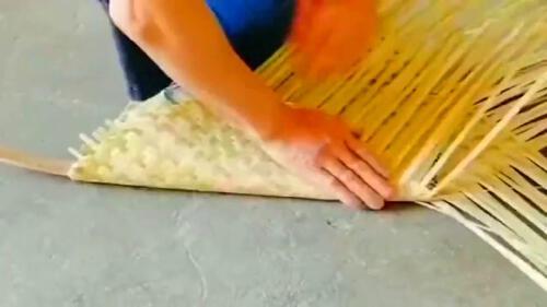 农民手工编织簸箕,这才是真正的手艺人,这技术太厉害了!