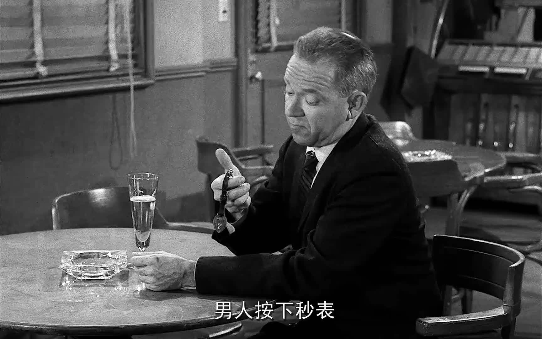 这块秒表能暂停时间,男人决定用它干点大事