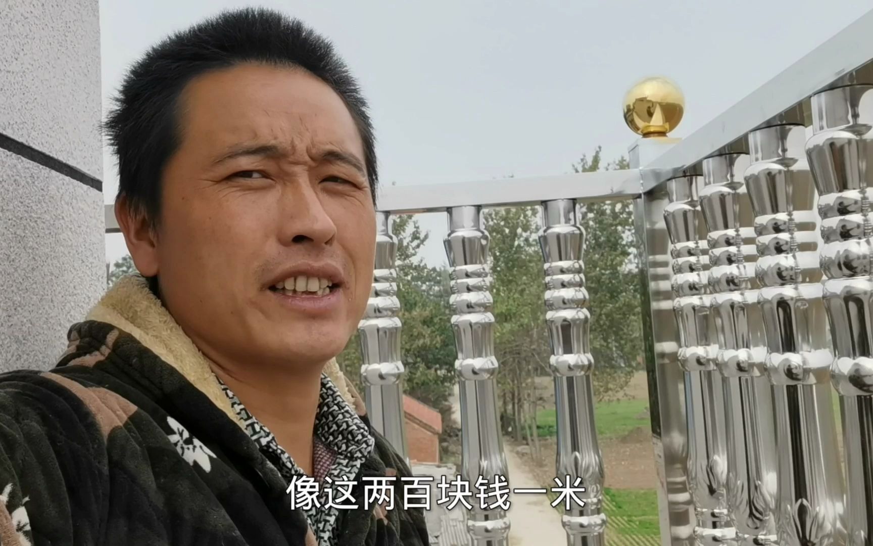 农村大哥自建三层别墅,选用这种高档不锈钢栏杆,要价两百块一米