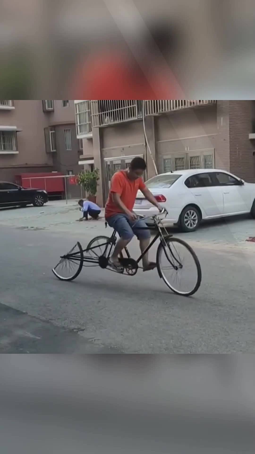 大哥设计的自行车也太新颖了,这是没给一个轮子的钱?