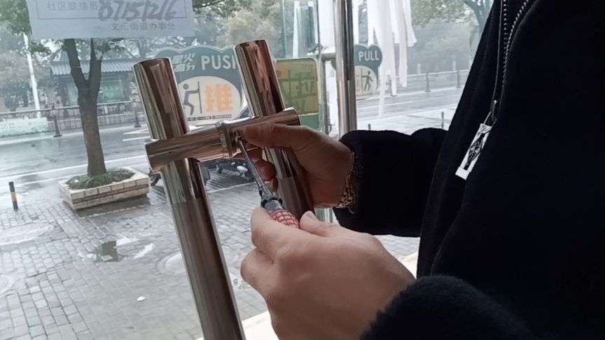 这样安装玻璃门把手。