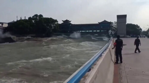 钱塘江涨潮眼前这幕很壮观!