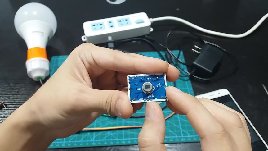 DIY物联网人体红外感应灯,晚上看不到开关?人体感应自动开灯