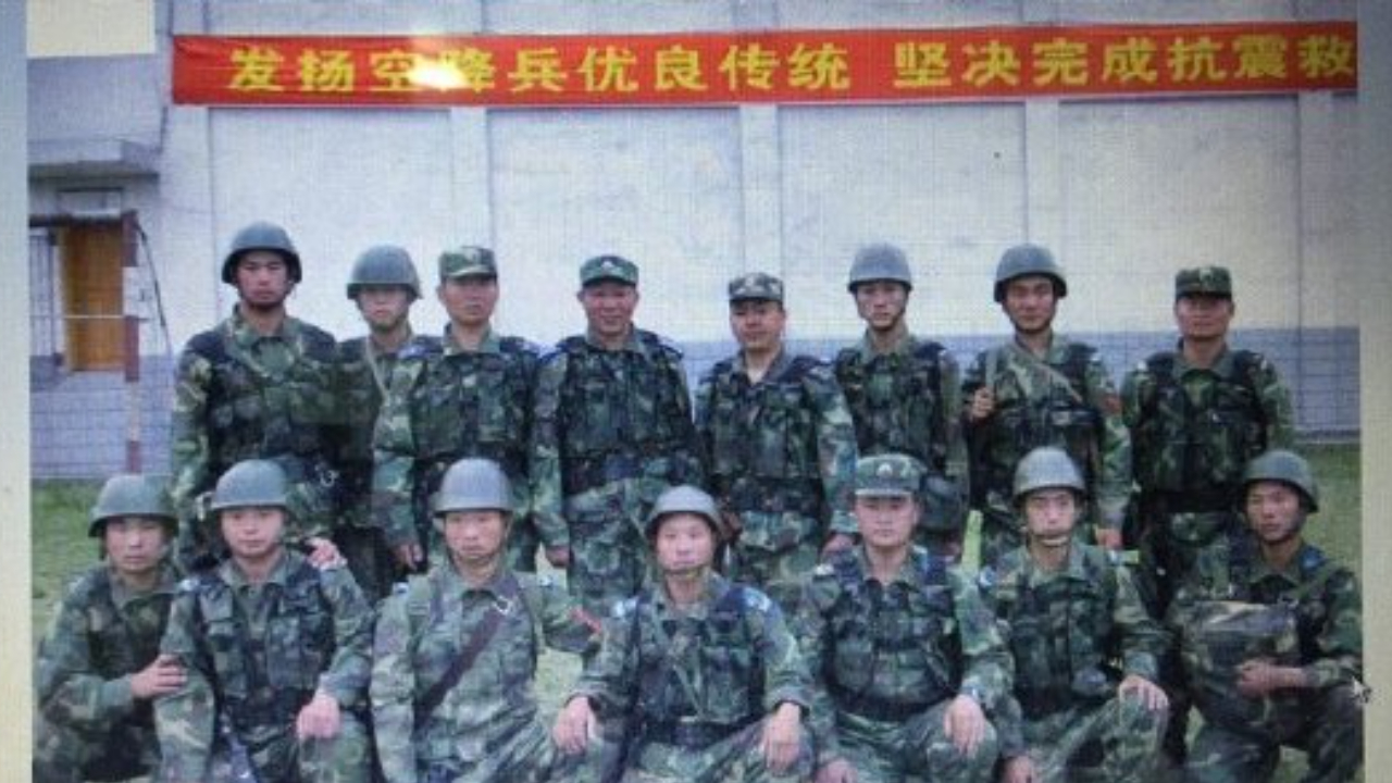 还记得2008年汶川地震空降兵15勇士的惊天一跳吗