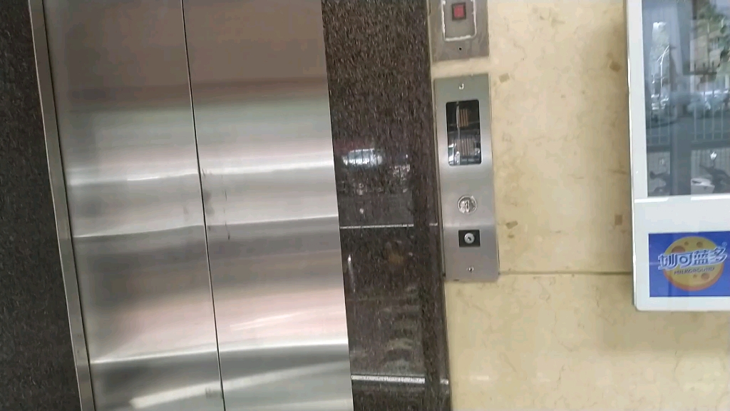 双开门亚洲富士电梯 运行速度非常慢