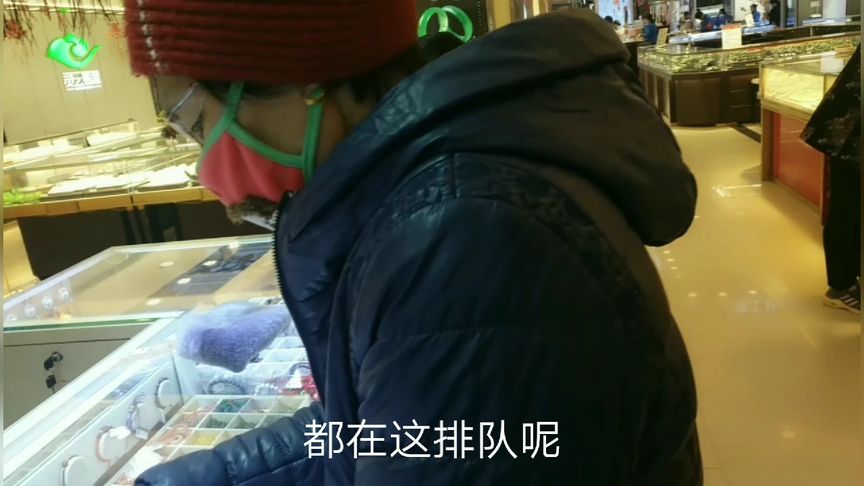 快过年了,三妹的戒指绳坏了,去编一下,手工费10元贵不贵?