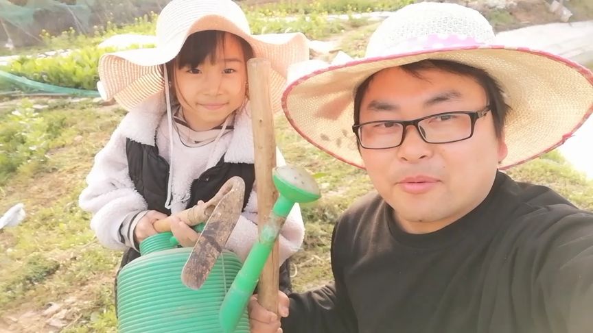 植树节跟女儿一起种了两棵树苗,女儿很享受这个植树的过程。