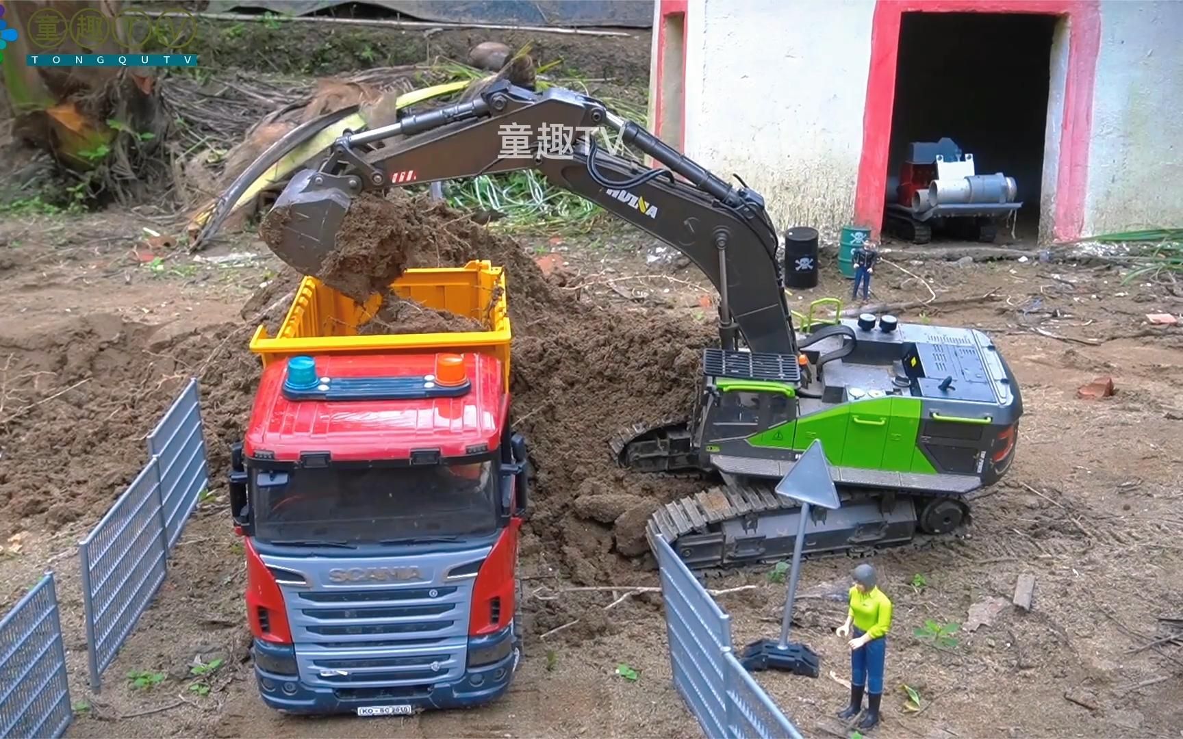 挖掘机把泥土挖上灰色翻斗车和履带式翻斗车运走