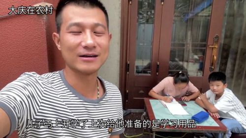 儿子快要开学了,妈妈列一张清单买生活用品,一圈下来堆了一大车