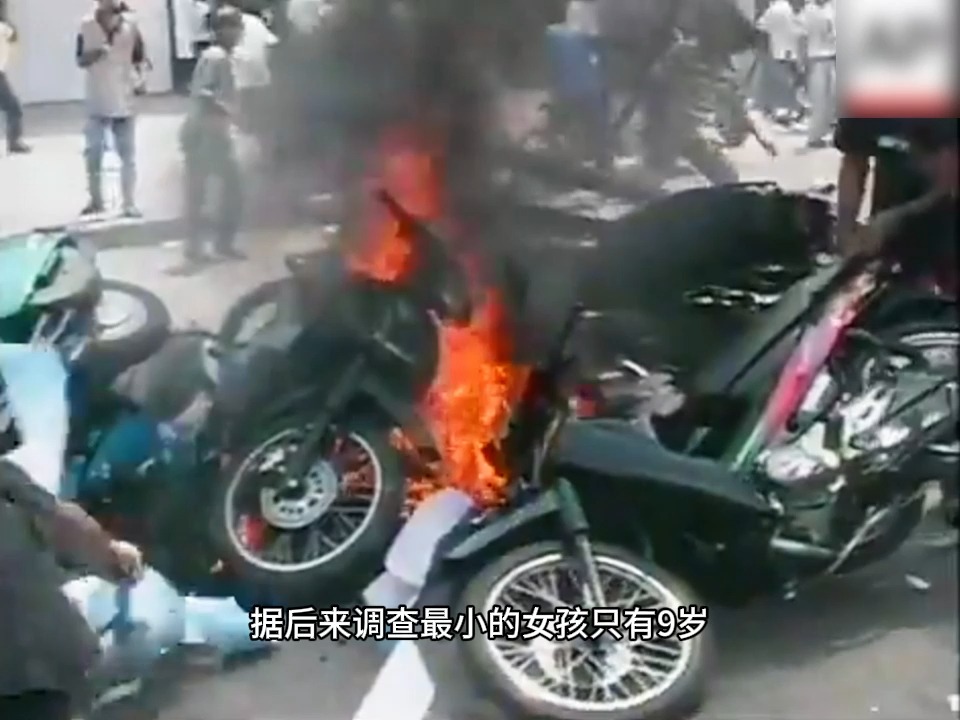 1998年印尼排华录像,无数华人女性被欺辱致死,青年被暴徒打