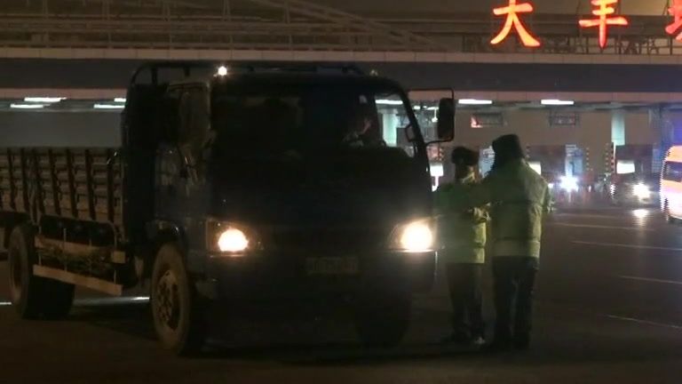 「视频」环保部门连夜检查大货车尾气排放