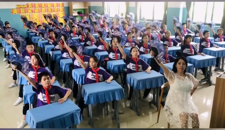 【霸王别姬校园版】学生老师扇子舞共同演绎《霸王别姬》完整版