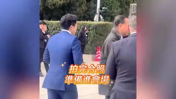 霍启刚参加两会被众人求合影,成打卡热点超配合,郭晶晶赢麻了