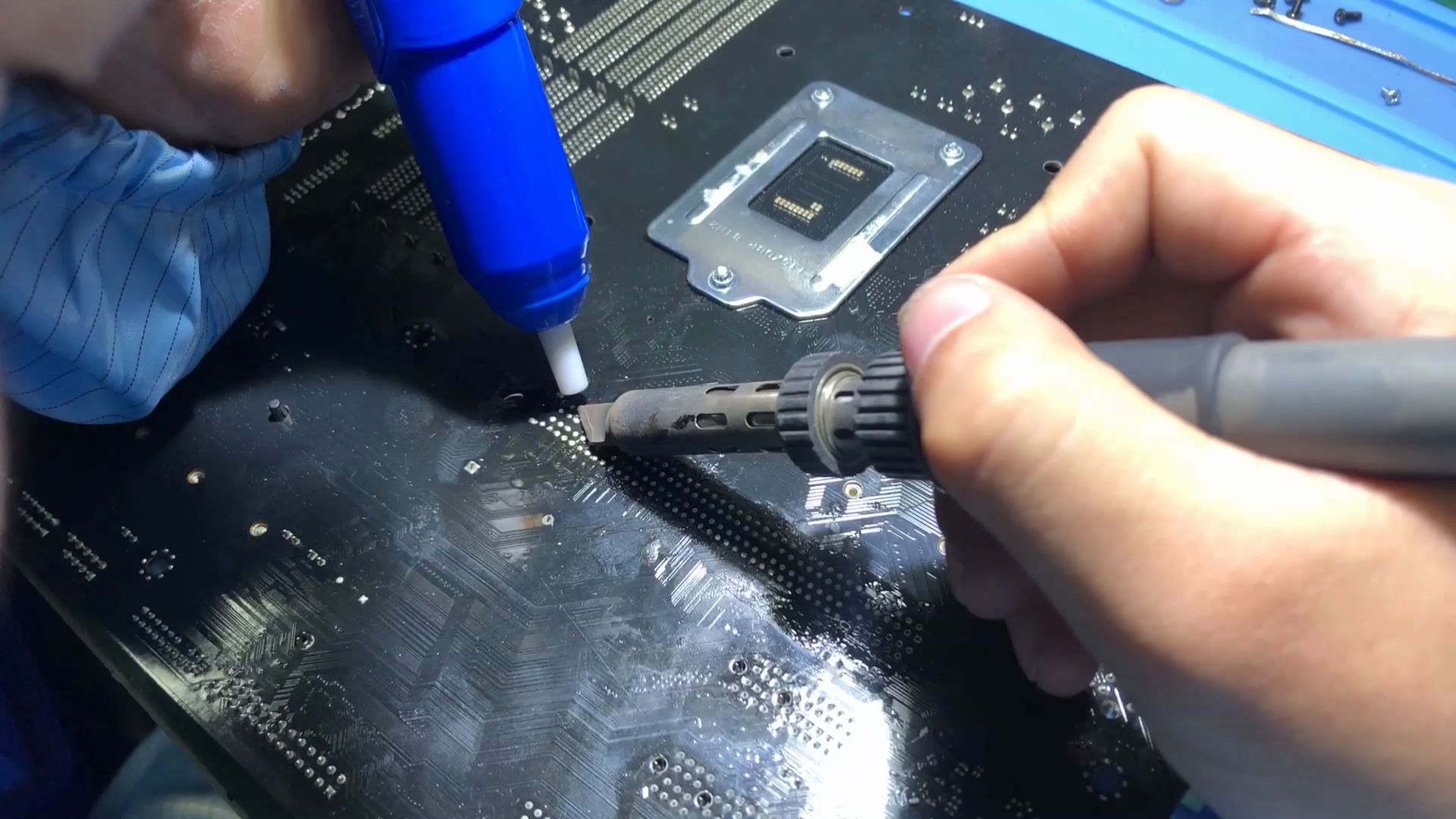 粉丝清灰,显卡拔不出来,大力出奇迹,把PCIE插槽拔了下来,师傅血亏2块5