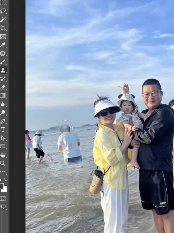 求大神把后面人P掉,p图强大ps修图 #ps #p图 #ps 求大神把后面人P掉,...