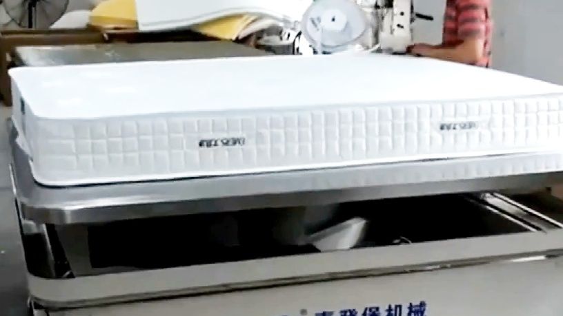 实拍弹簧床垫生产全过程,最后一步压扁怎么恢复呢