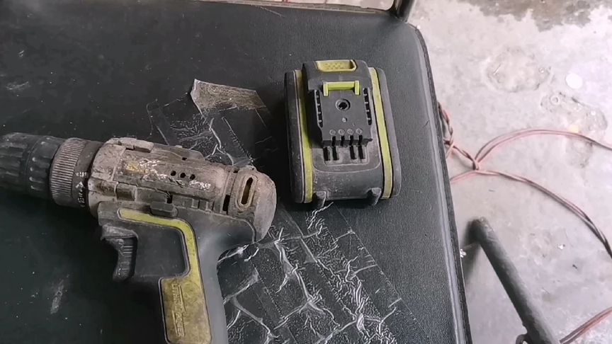 手电钻电池坏了,看看师傅怎么修好