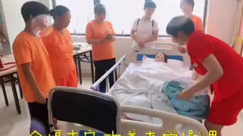 养老护理实操课进行中,为老年人提供专业的服务#护工家政