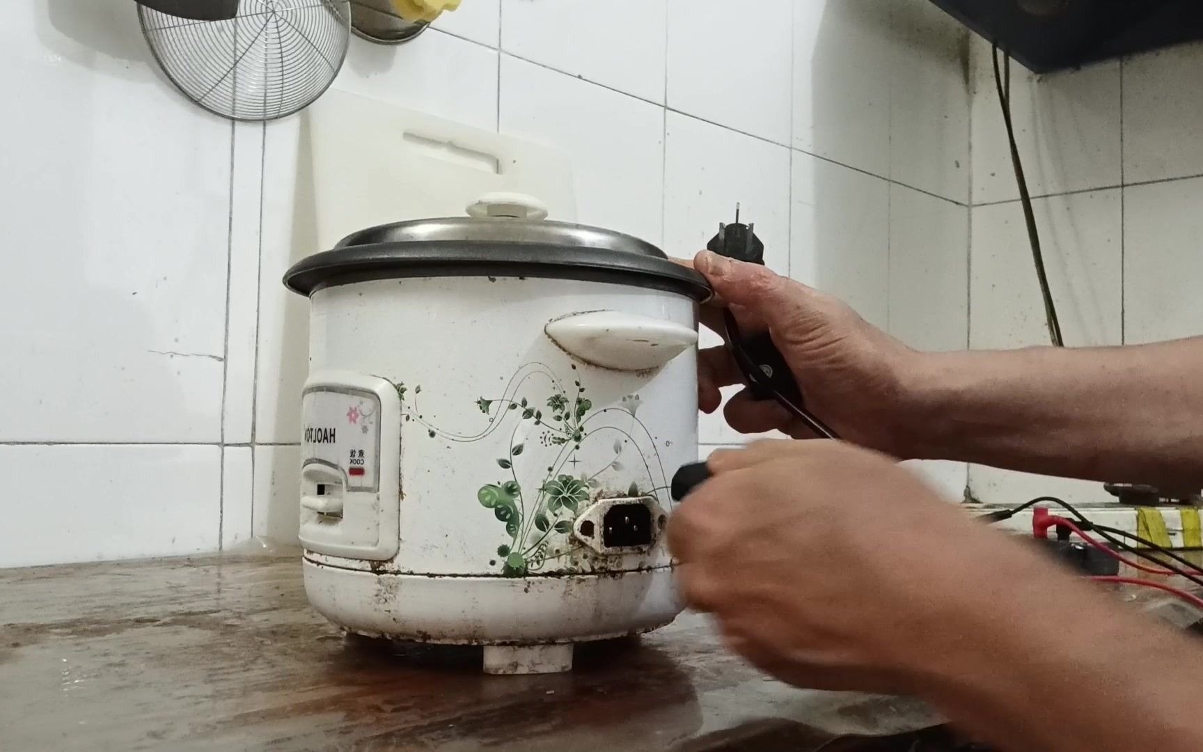 17-安全用电,电饭锅水漫到电源插座啪啪响以后怎么办