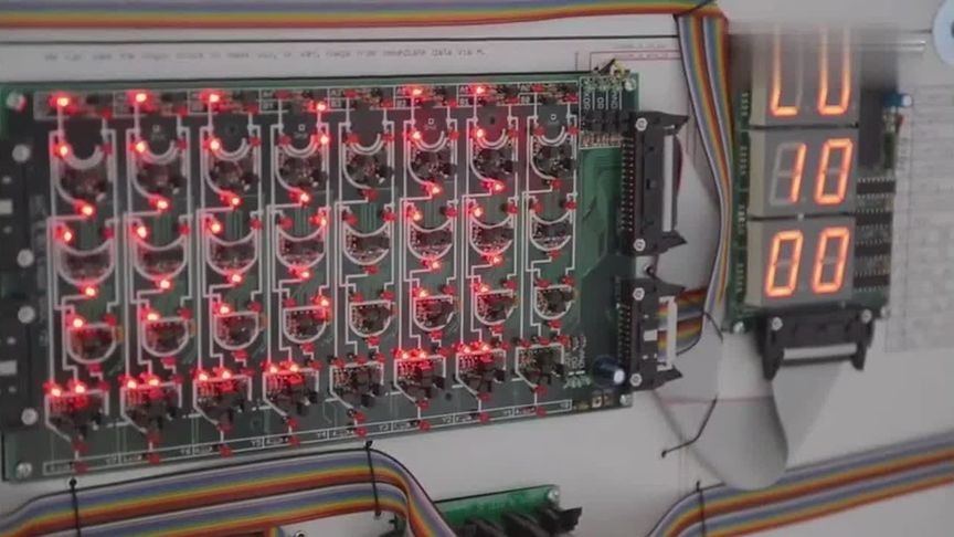 这就是40万打造的巨型计算机:只能玩俄罗斯方块