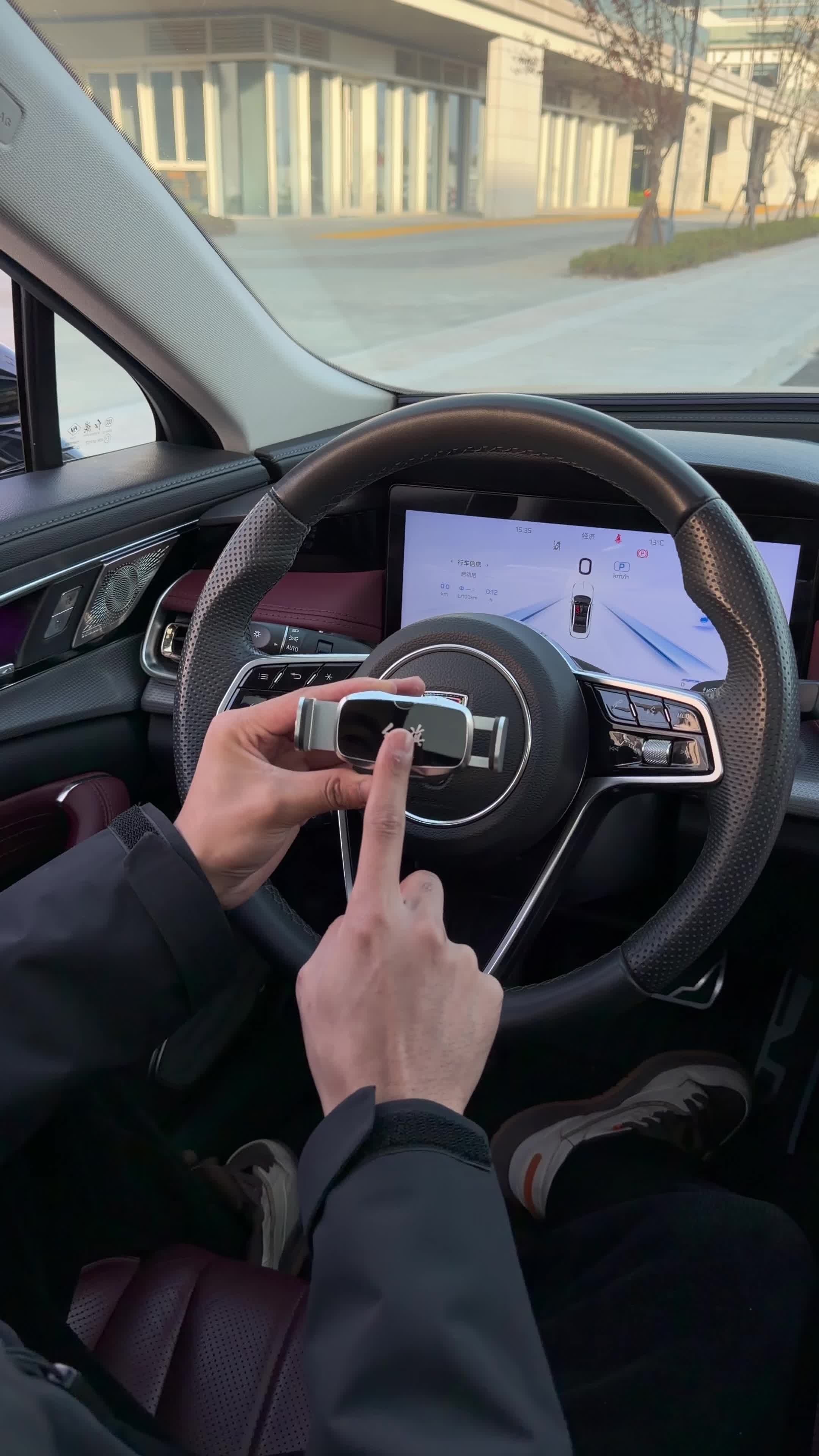 红旗全系列电动手机支架,电动触摸开合,小巧灵活,牢固耐用,充一次电...