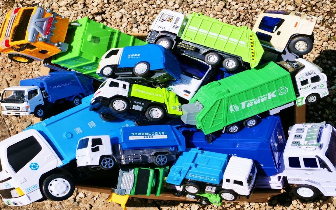 绿色和蓝色的玩具车集合,共22辆,可是怎么全部翻车了?