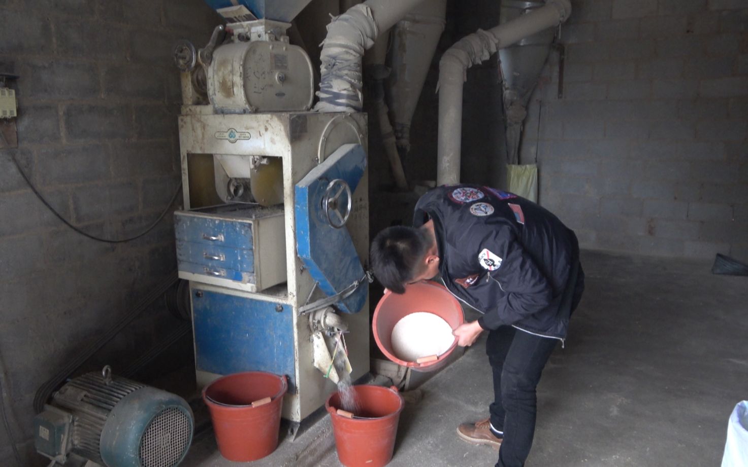 吃了这么多年米饭,水稻如何变成大米大家见过吗?实拍碾米全过程