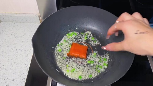 年了做饭都纳入中小学义务教育课程了哪个好男人不会做饭啊牛奶酸辣面