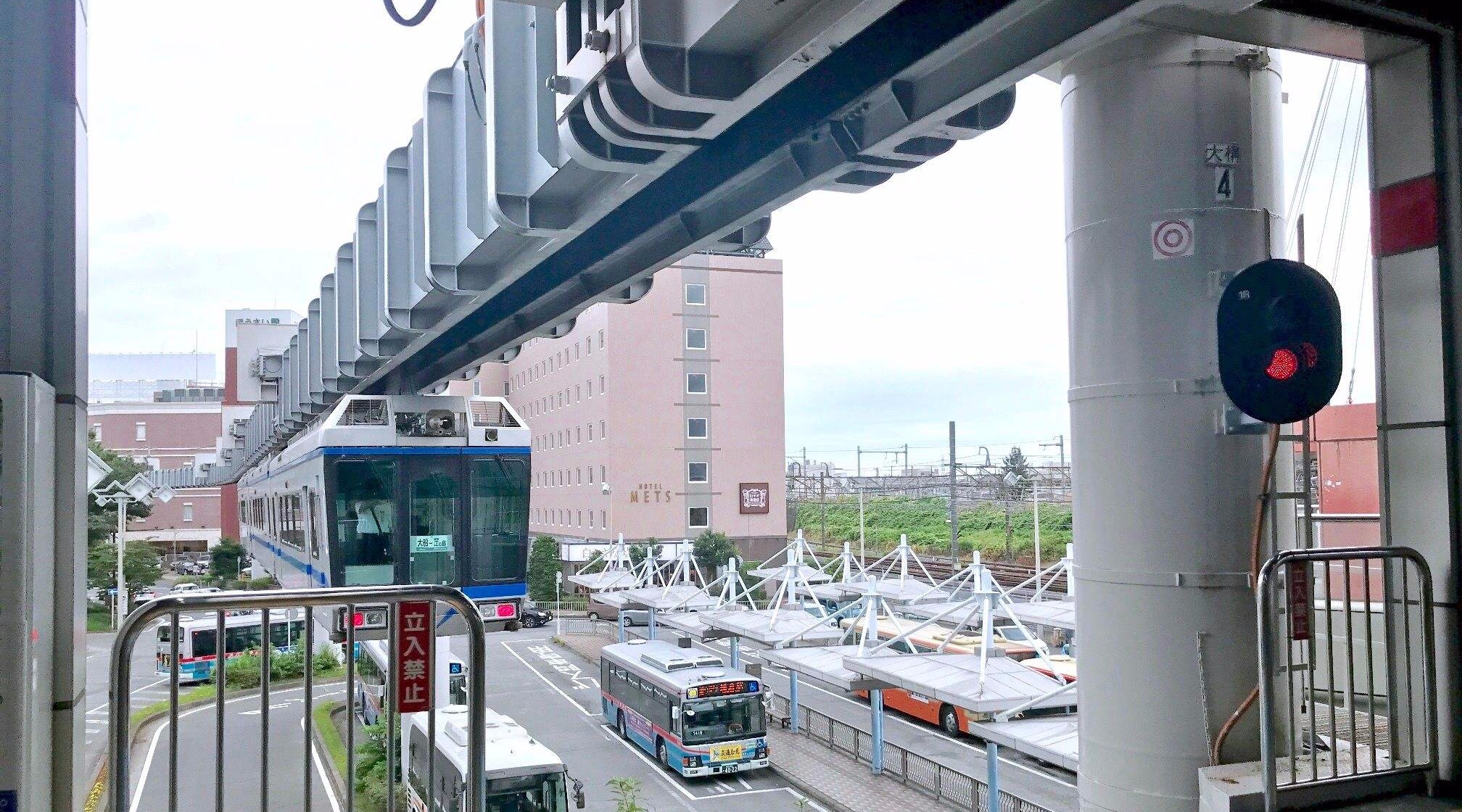 中国第一条悬挂式单轨列车进入试运营阶段,就在这个准超一线城市