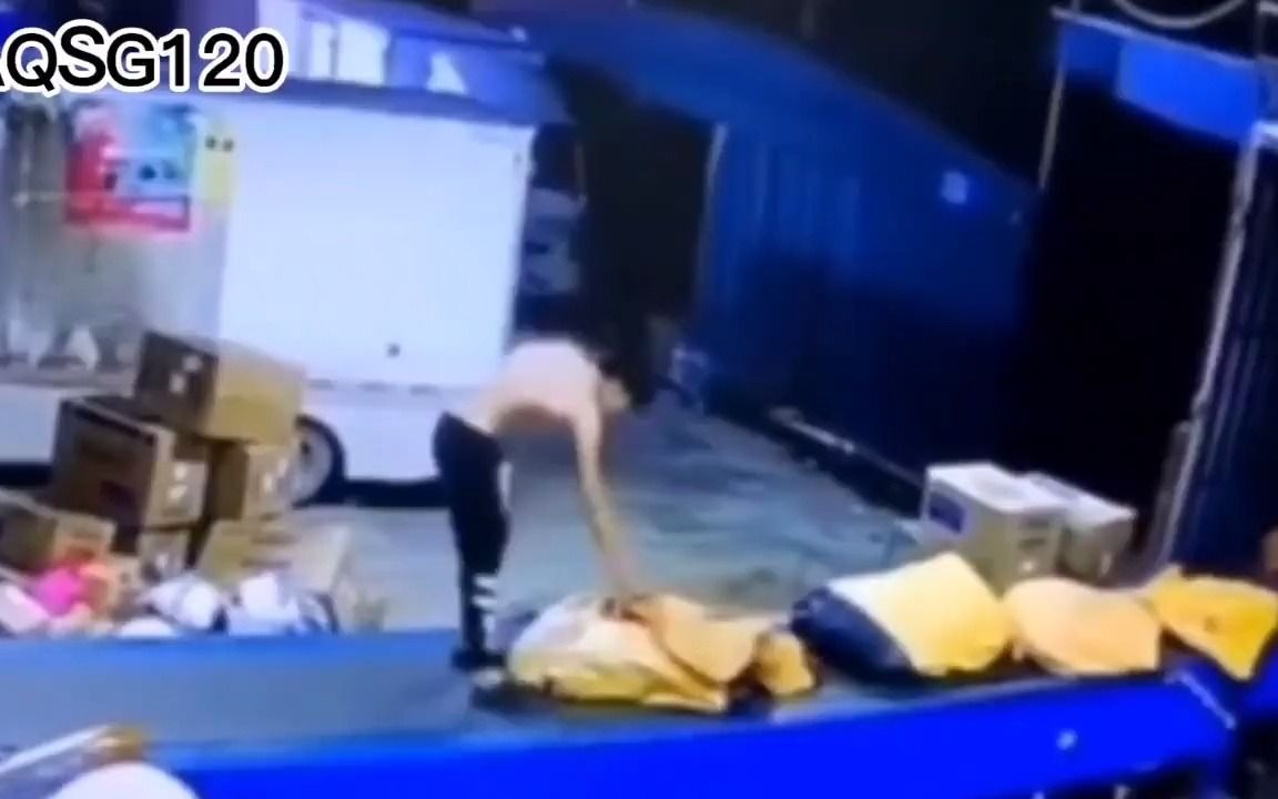 监控实拍机械伤害事故,传送带上不得站人