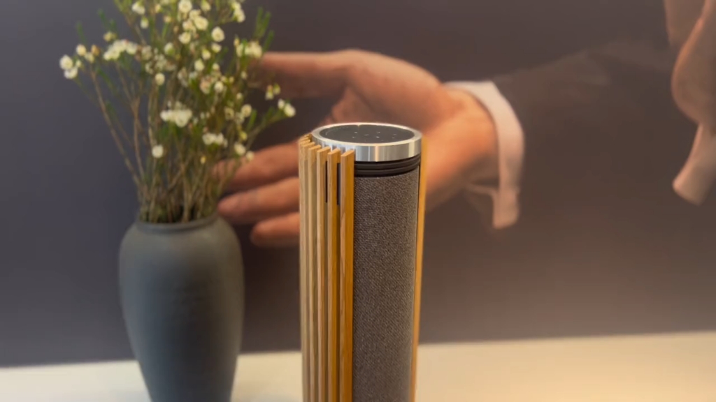 #beolab28 BEOLAB28是细长的一体式立体声列扬声器,由于内置的...