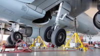 飞机轮胎是怎么收回机舱的?近距离感受一下,很过瘾