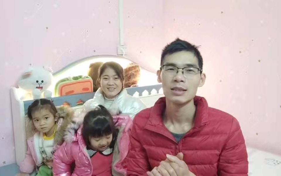 夫妻俩花几天圆孩子新年愿望!孩子对全友家居的可爱小床真是情有独...