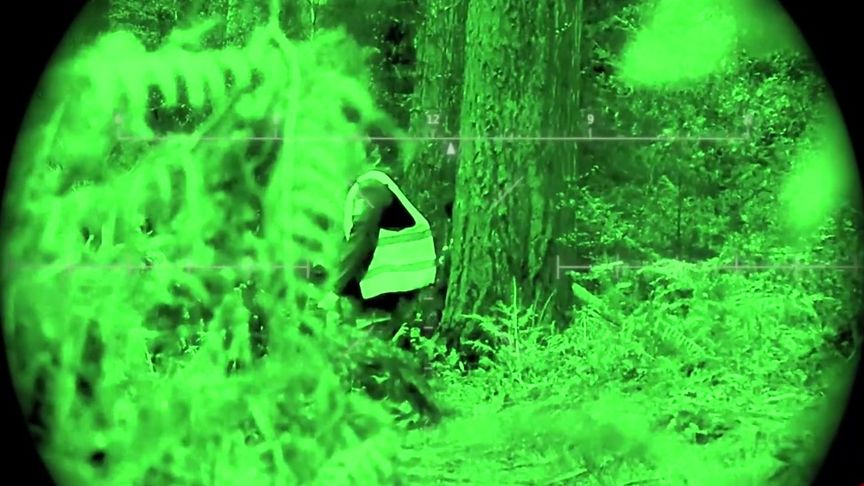 真人CS装备够先进,夜视瞄准镜都有!