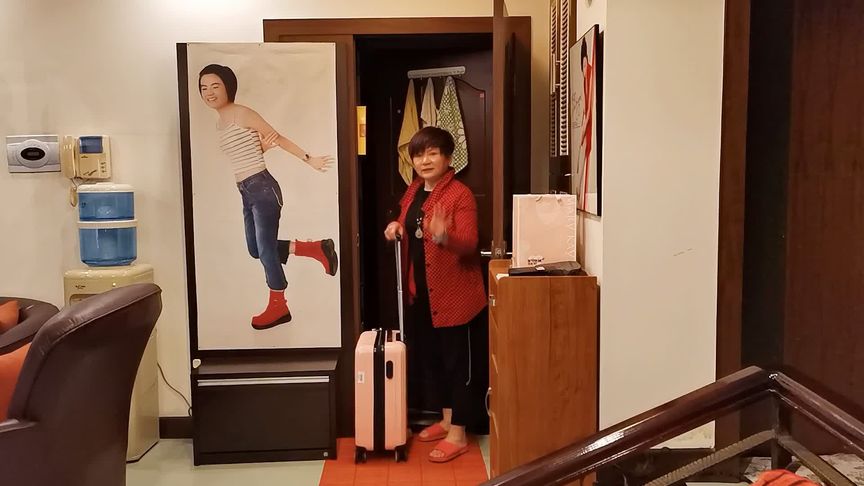 旅行箱滑轮不容易清理,一块抹布铺地上,轻轻一推就搞定