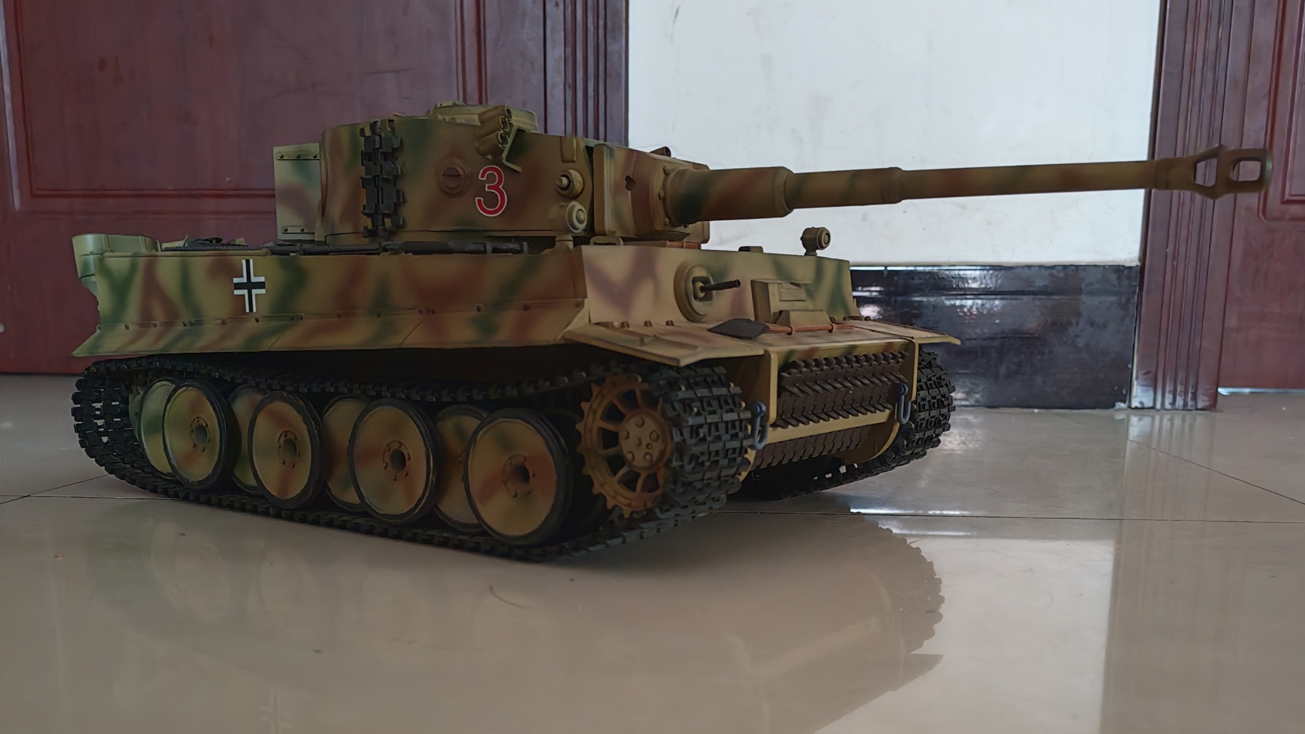 用攒了一个月的钱,买了一辆虎式坦克模型来奖励自己,真是太酷了!