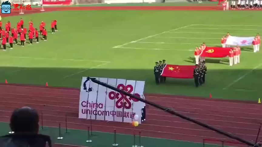 运动会上某赞助商的方队,标志的样子都摆乱了,网友:太紧张