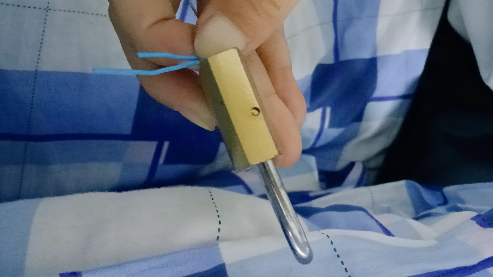 怎么用一根回形针开锁