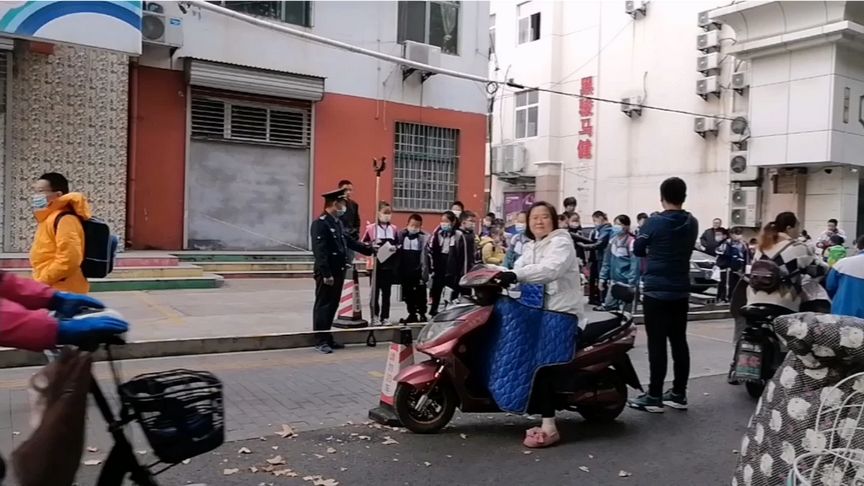 早晨上学到学校了不让进校门,咋回事?