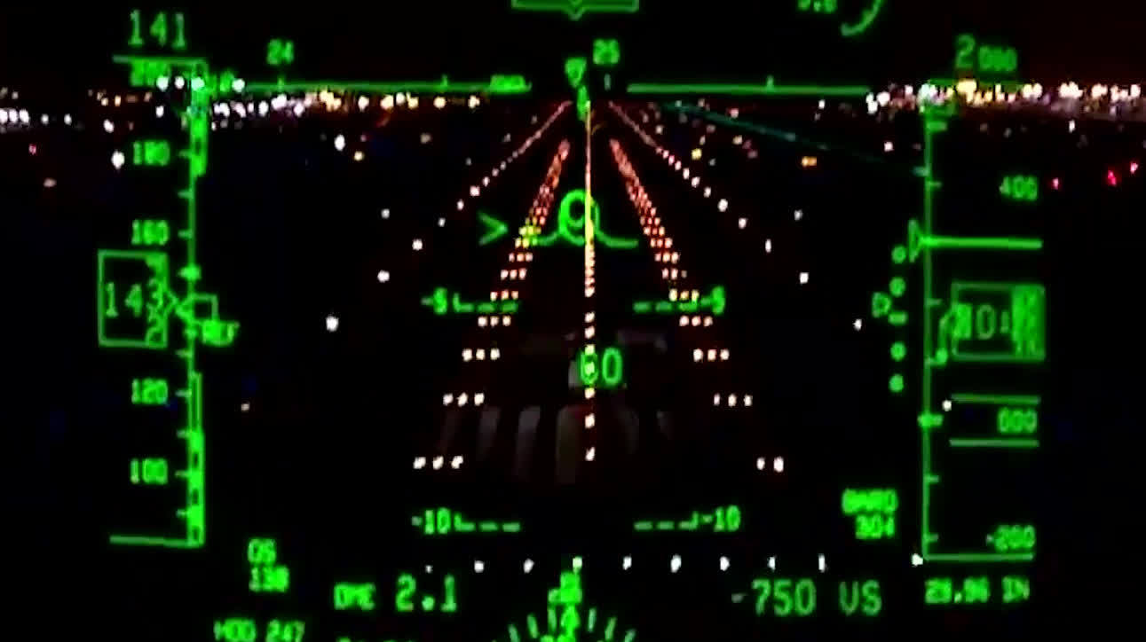 打破国际垄断,中国研发的平视显示器设备,可极大保证飞机安全