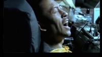 男子抓人贩子逼问孩子下落,没想到用挠痒方法逼供,看着都痒痒!
