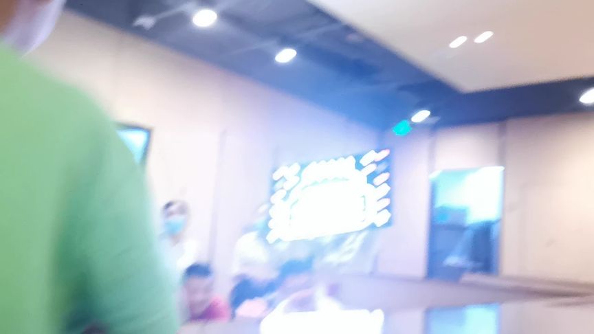 海底捞优质服务,帮客人过生日,温馨喜庆