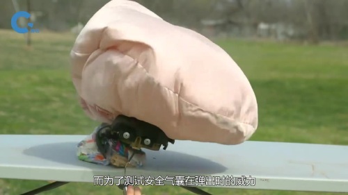 安全气囊到底有多神奇?大叔用一堆安全气囊,竟让爱车飞起来了!