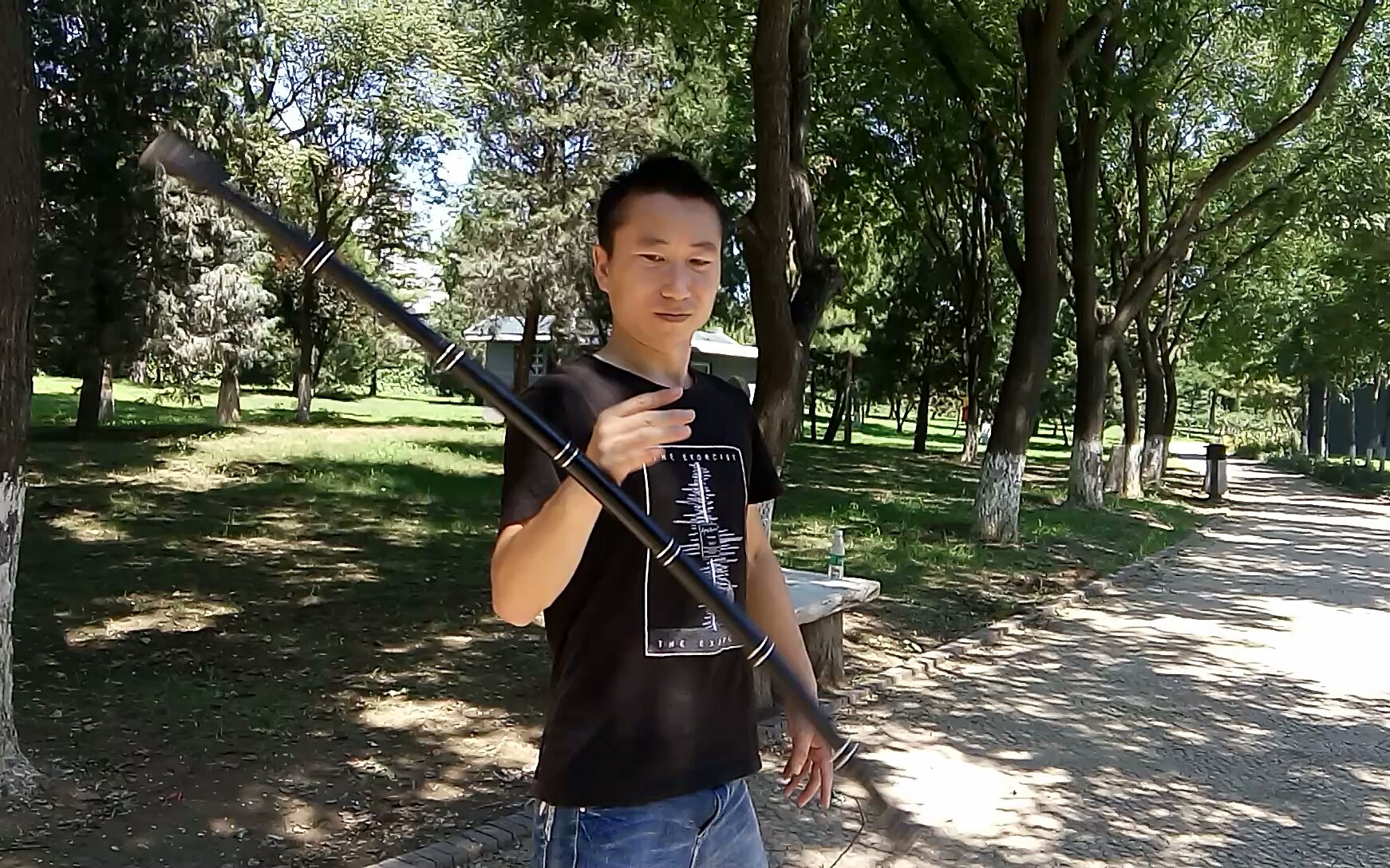 慢动作演示单手转长棍教学!赶快过来,谁学谁牛逼!