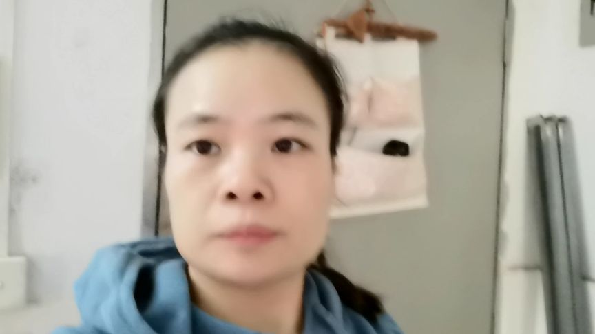 儿子上不了学,学校开启网络上学,儿子专心学习,心里挺开心的
